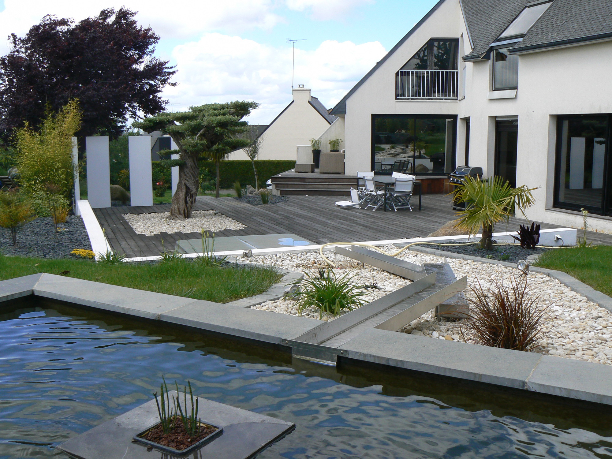 Terrasse, bassin dans un jardin contemporain et moderne à Trégueux Terrasse, bassin dans un jardin contemporain et moderne à Trégueux